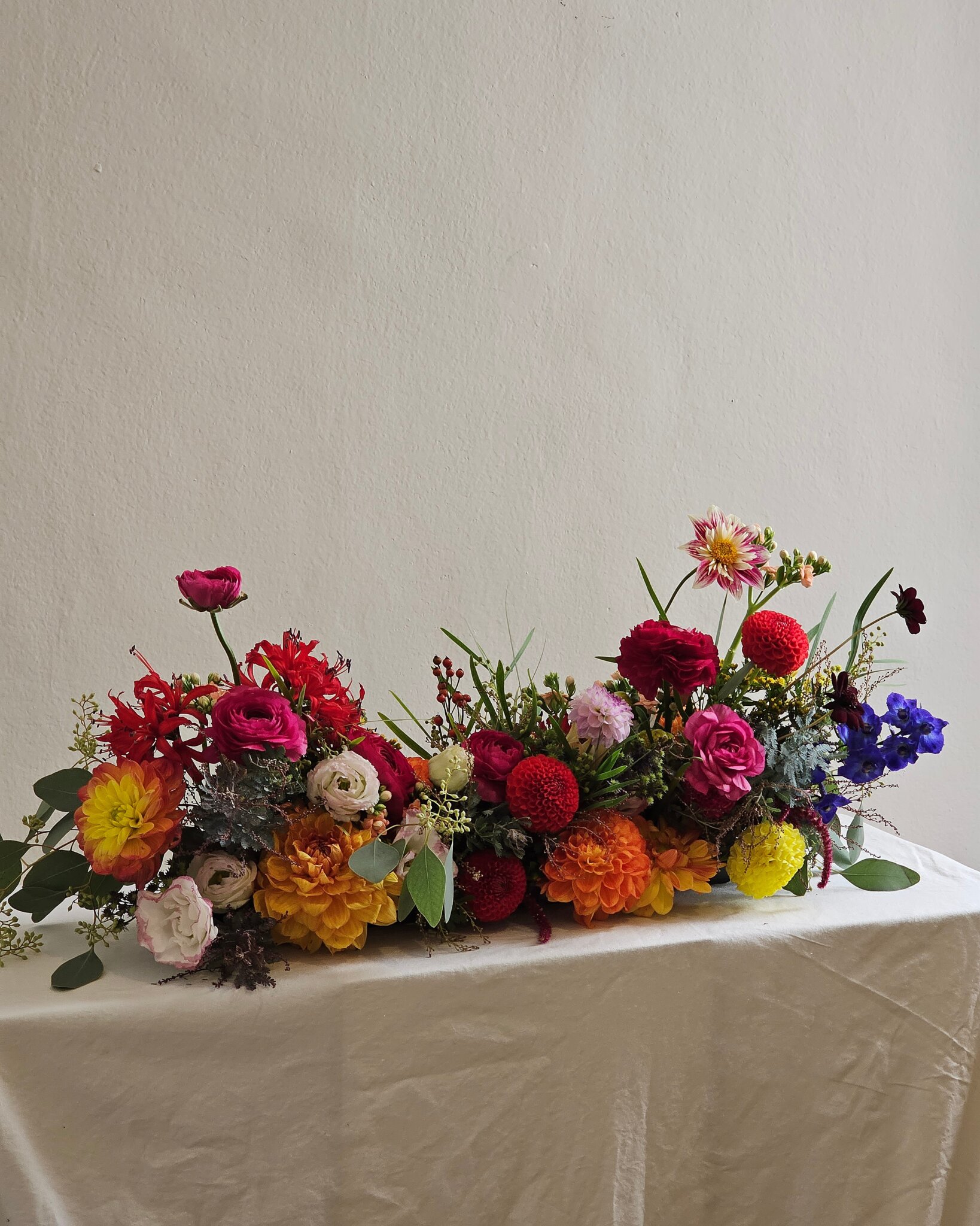 Flowery Table Arrangement | Long – Dolls Blumen